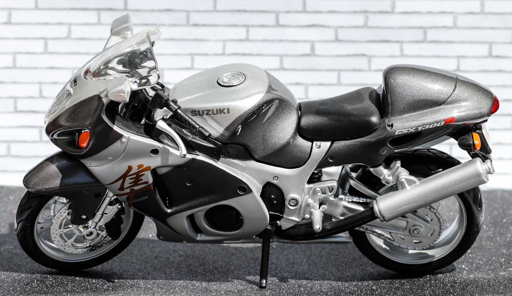 Maisto 1-12 scale Suzuki motorcycles