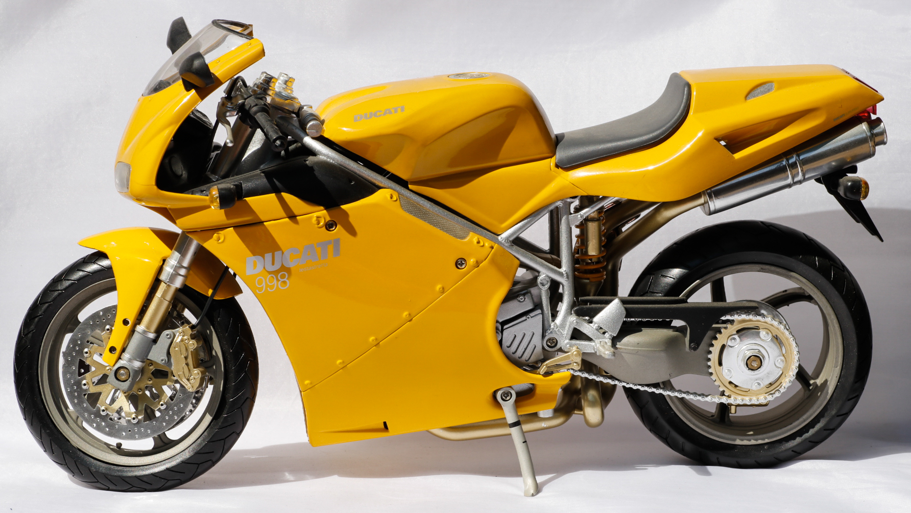 New-Ray 1-6 scale Ducati Motorcycles